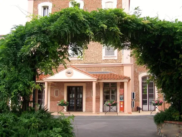 Bages - Tourism, Holidays & Weekends