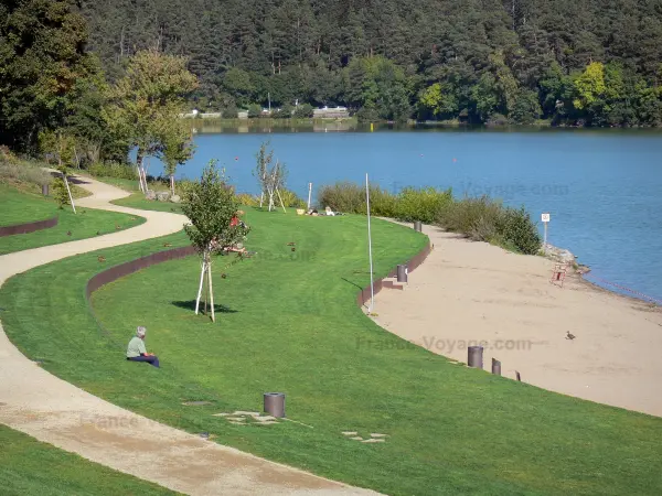 Aydat lake - Tourism & Holiday Guide