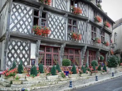 Chartres - Tourism & Holiday Guide