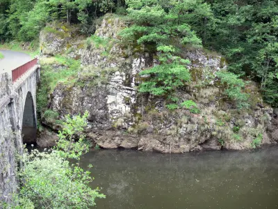 Les gorges de la Rhue - Guide Tourisme & Vacances