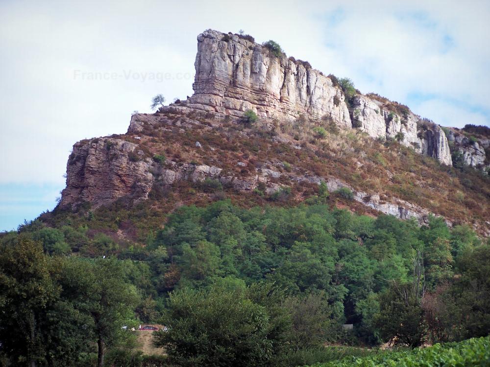 Photos - Roche de Solutré limestone escarpment - Tourism & Holiday Guide