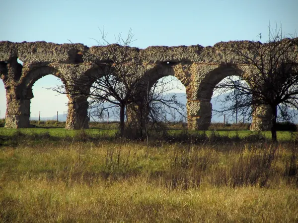The Roman aqueduct of the Gier - Tourism & Holiday Guide