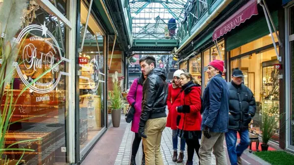 Visite à pied en petit groupe du marché aux puces de Paris Saint Ouen - Activité de loisirs à Paris