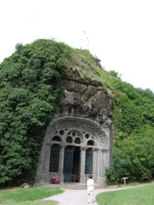 La chapelle monolithe de Fontanges - Guide Tourisme & Vacances